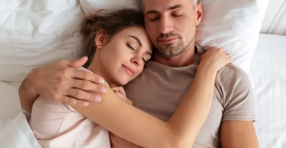 Couples Who Cuddle Before Sleep Reap These 15 Health Benefits